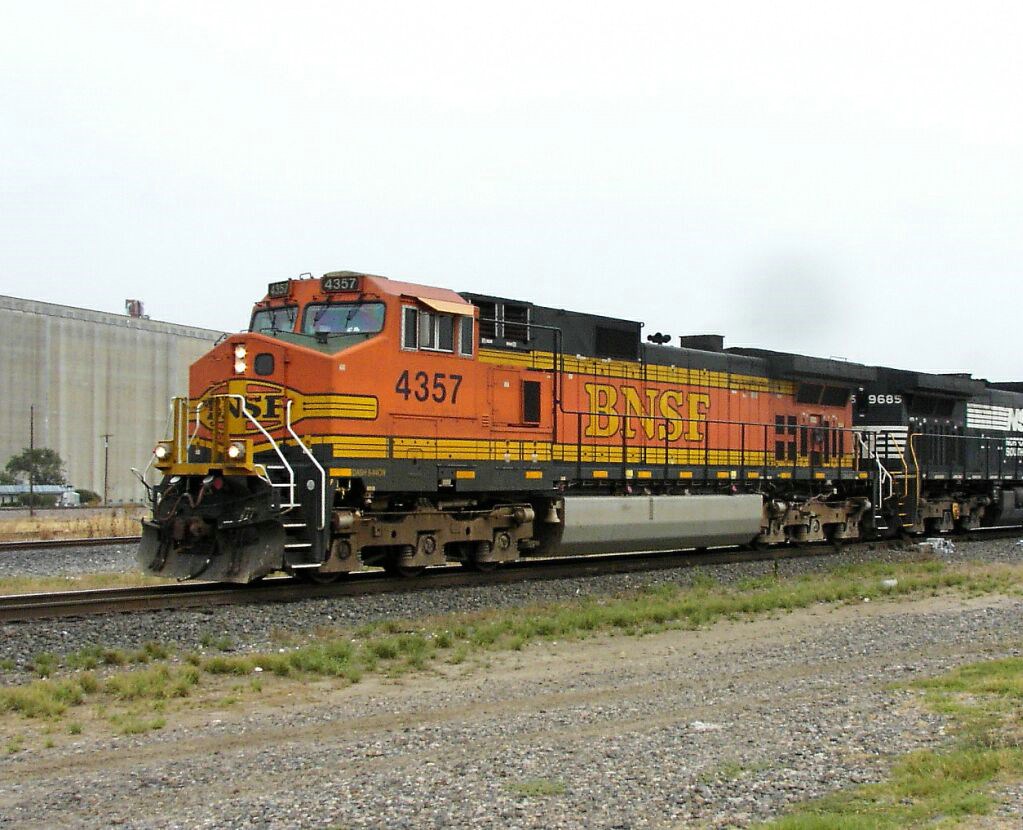 BNSF 4357 & NS 9685